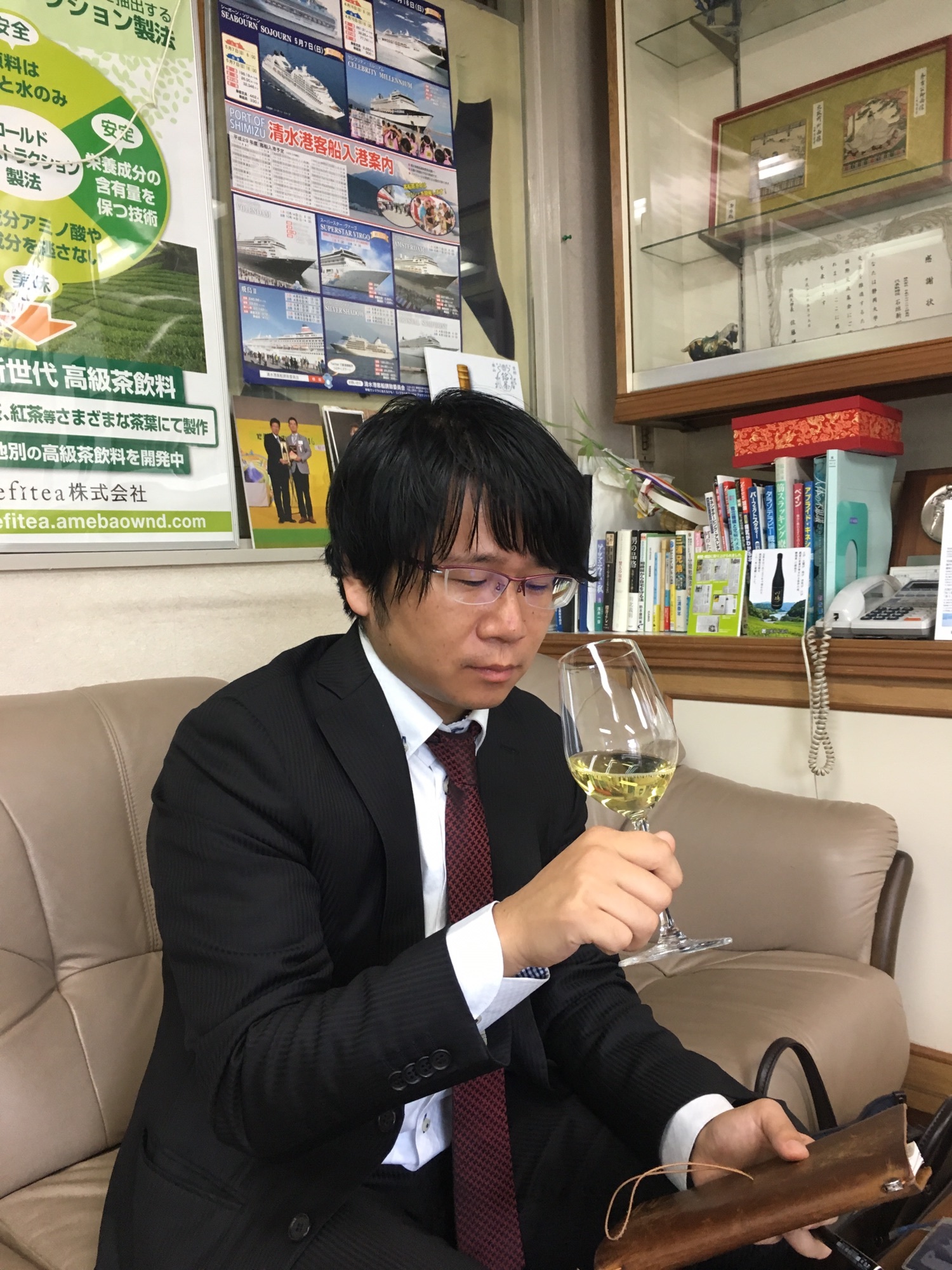 某新聞社記者様取材 ️ 高級ボトリングティーを試飲頂きました。 | Benefitea株式会社