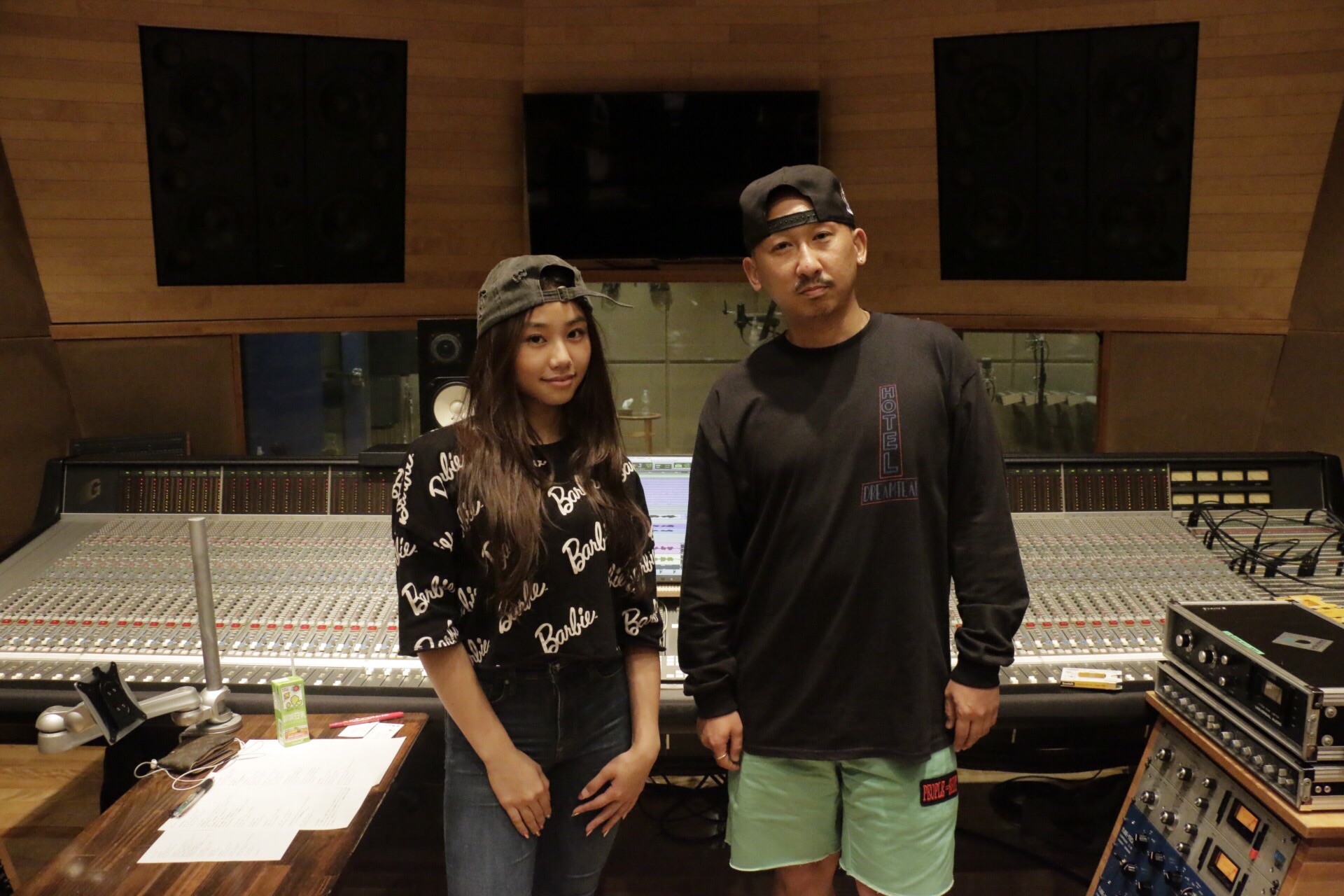 【NEWS】DJ RYOWの新曲にSALU,SOCKSそしてRIRIが初参加 | 20周年記念イベントでライブ初披露 | 日本語ラップ専門アカウント