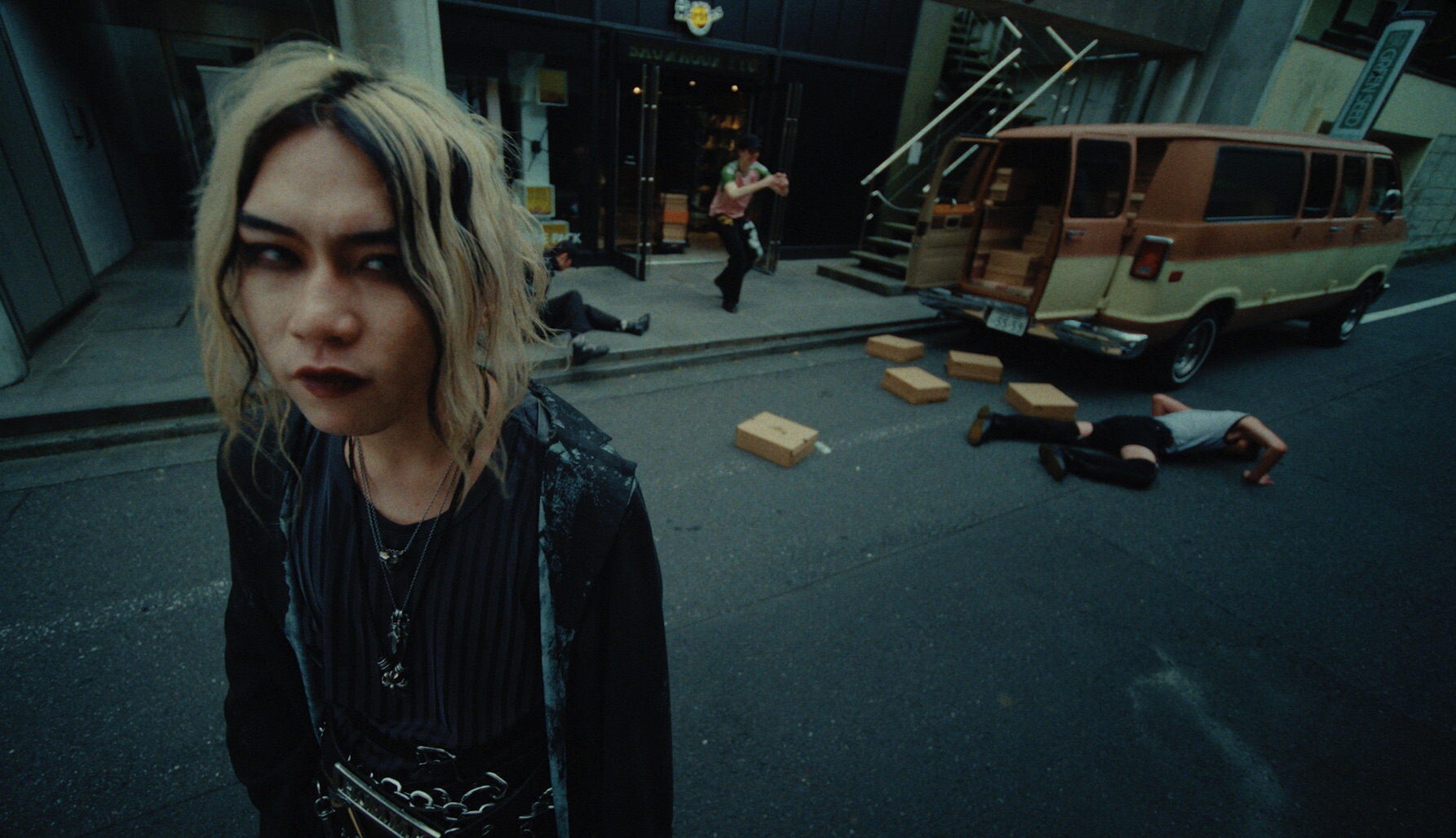 (sic)boyがメジャー1st アルバム『HOLLOW』より先行配信曲"Falling Down"リリース | Dr. Martensとの ...