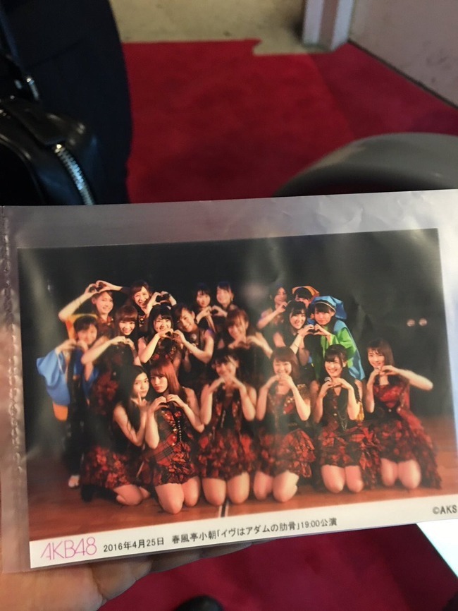 【画像】AKBが劇場公演中にステージで集合写真を撮影→その後ロビーで販売開始！ | AKB/SKE/NMB/HKT/NGT/STU/乃木坂/欅坂/日向坂/ NEXT48 SAPPORO