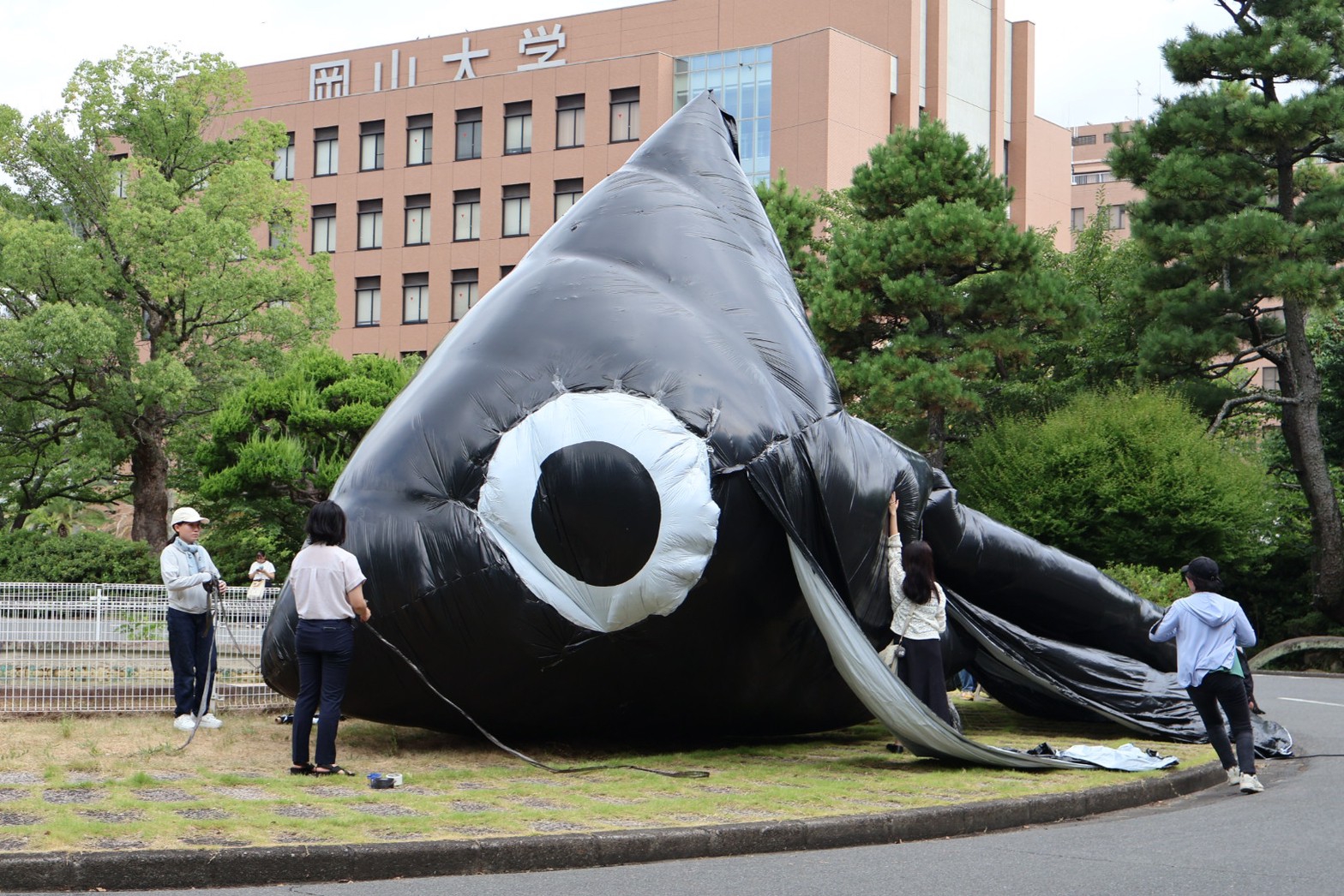 8月5日 岡山大学に巨大キンギョが…！ | 岡山大学 清田哲男研究室