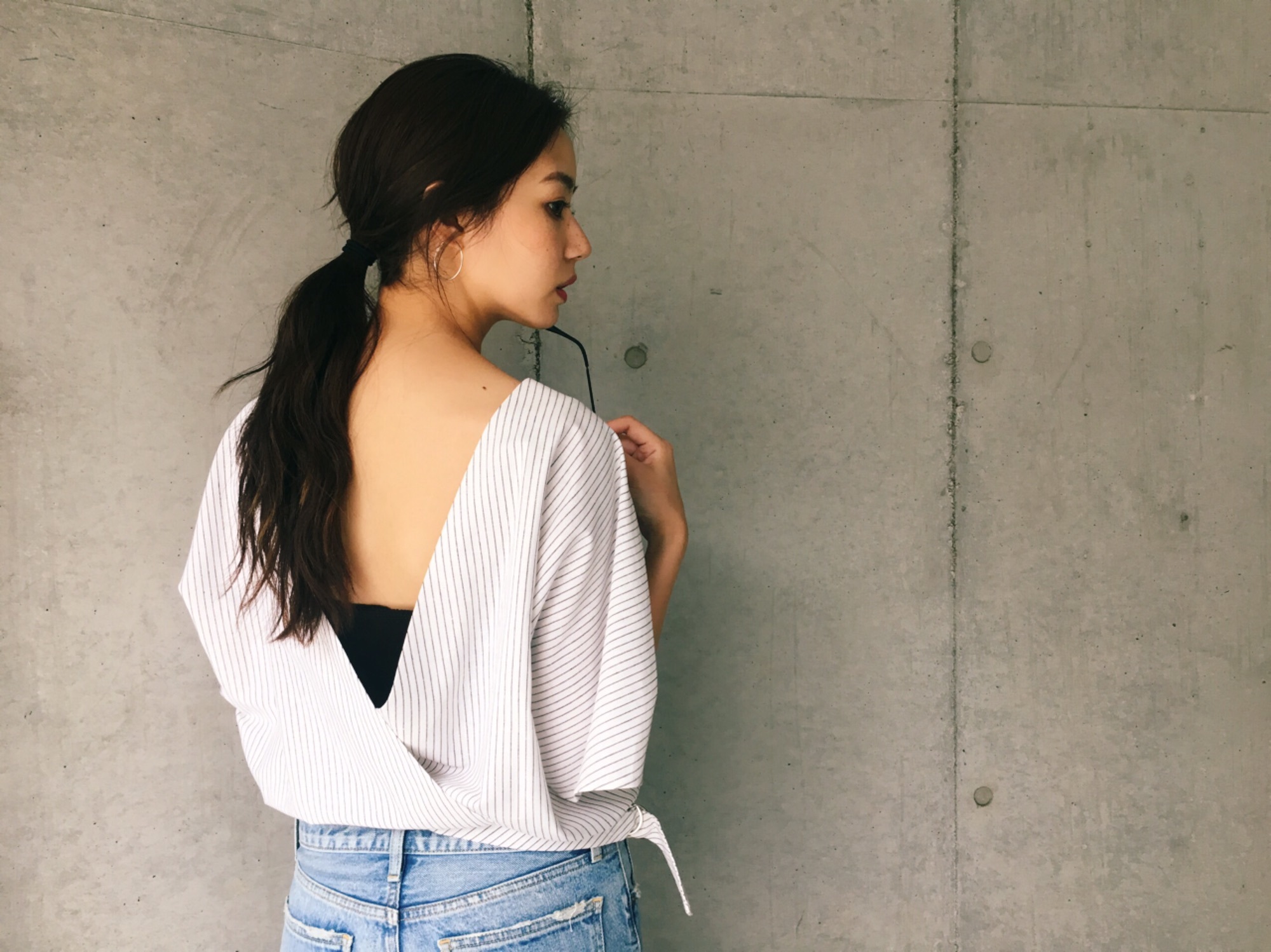 肩の次は背中♡程よい肌見せで女性らしさを取り入れよう shiho | MOUSSY