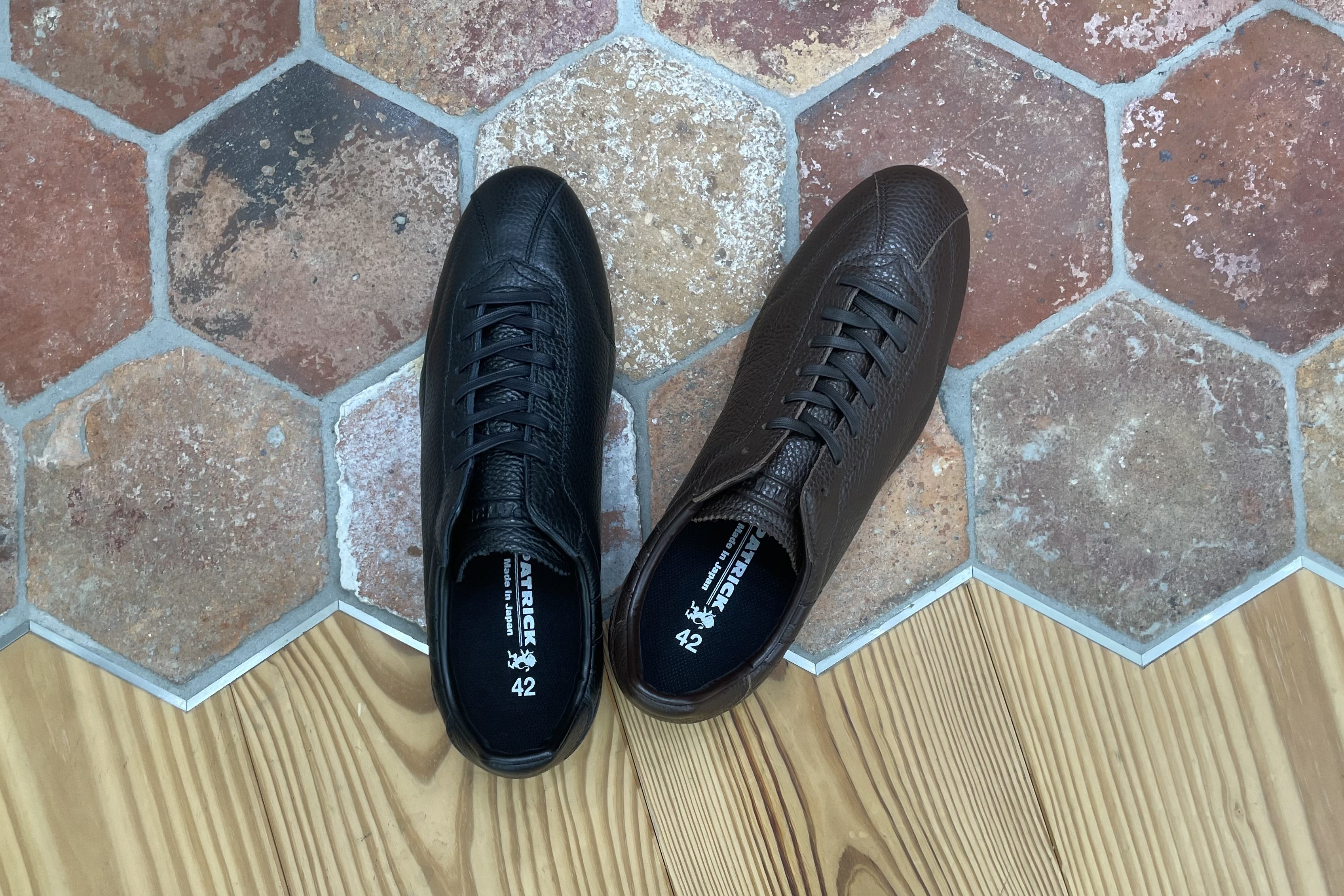 シンプルコーデにはこのモデル DATIA-GR BLK/CHO | パトリック【公式