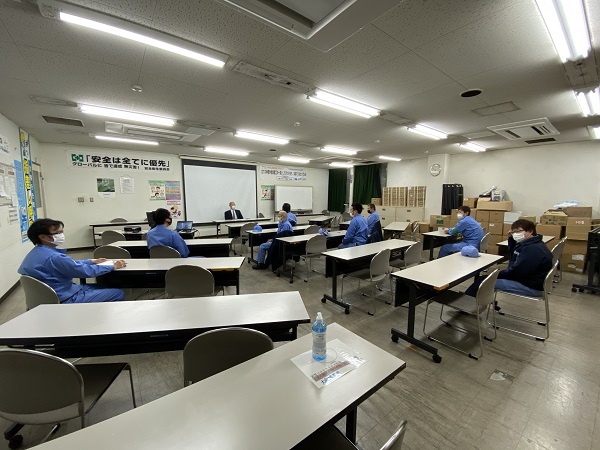 Surrounded by the members of the union | SUMITOMO RIKO President's Blog