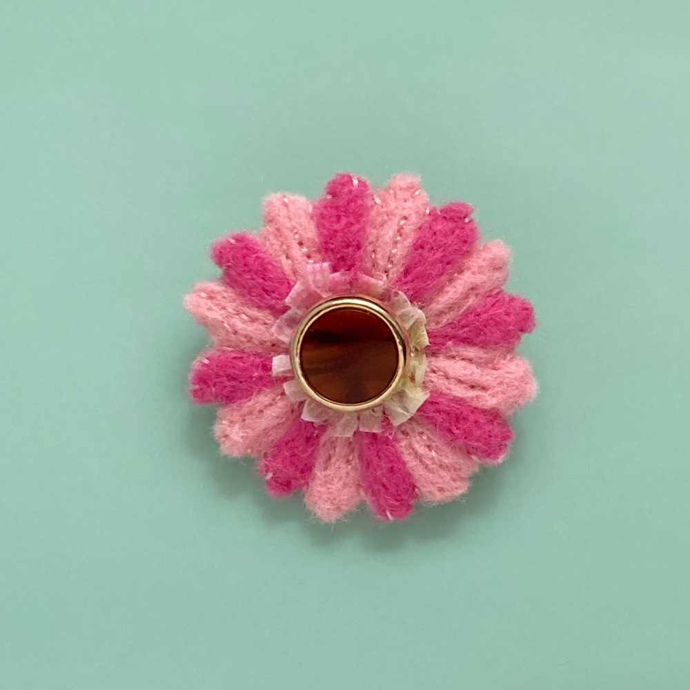 ガーベラなボタン花ブローチ-Gerbera brooch | ChocoLa♪'s Works