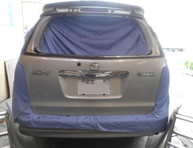 マツダ・MPV(LWEW)飛び石によるリアガラス交換事例 | ジャパンオートガラス