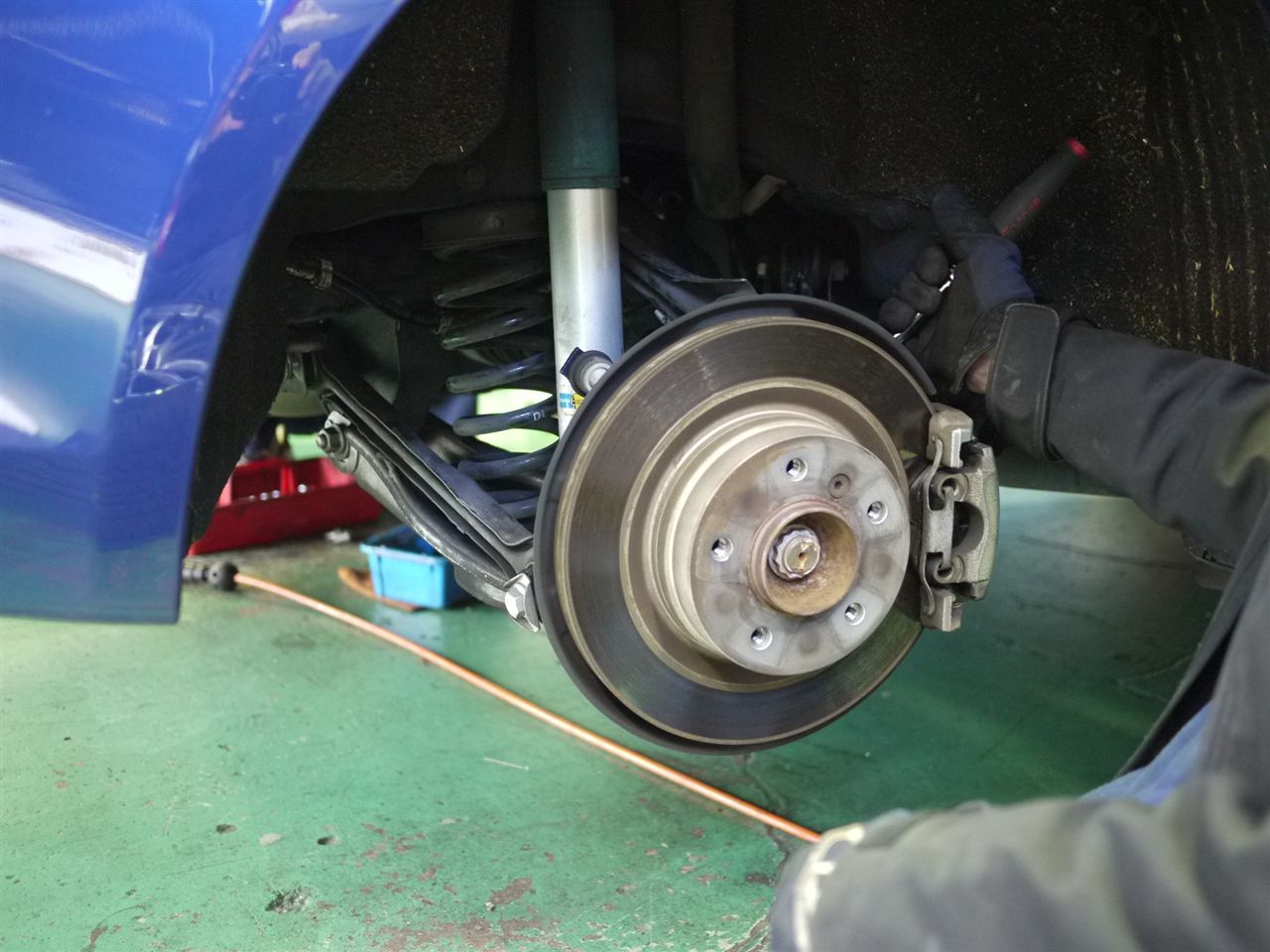 BPリアブレーキを323に付ける | アクセスエボリューション目黒店 access-ev MEGURO