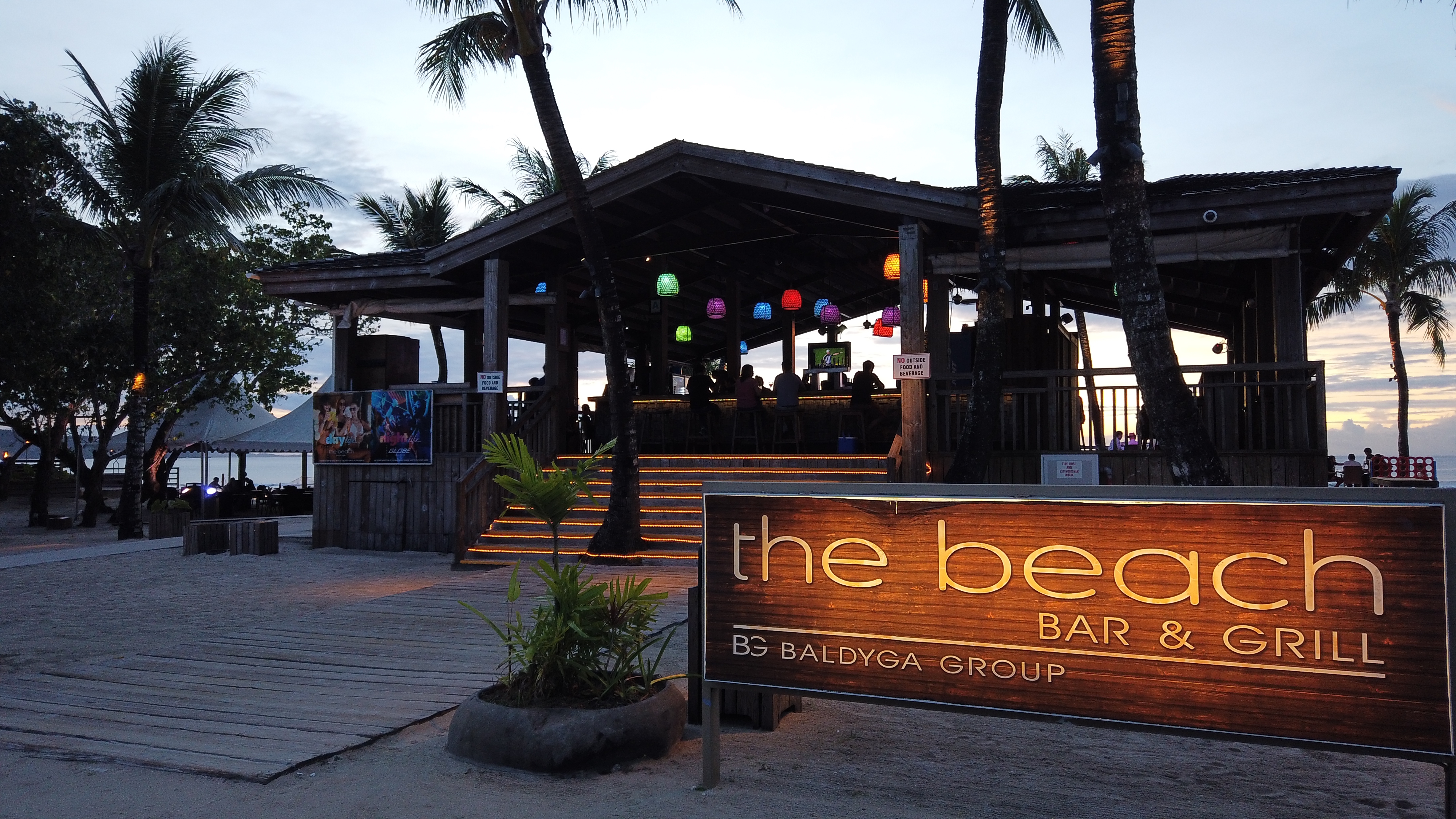 グアムに来たならやっぱりビーチで！「The Beach Bar」で夕日とお酒と幸せと。 | グアム専門!!Click Travelの「グアムを ...