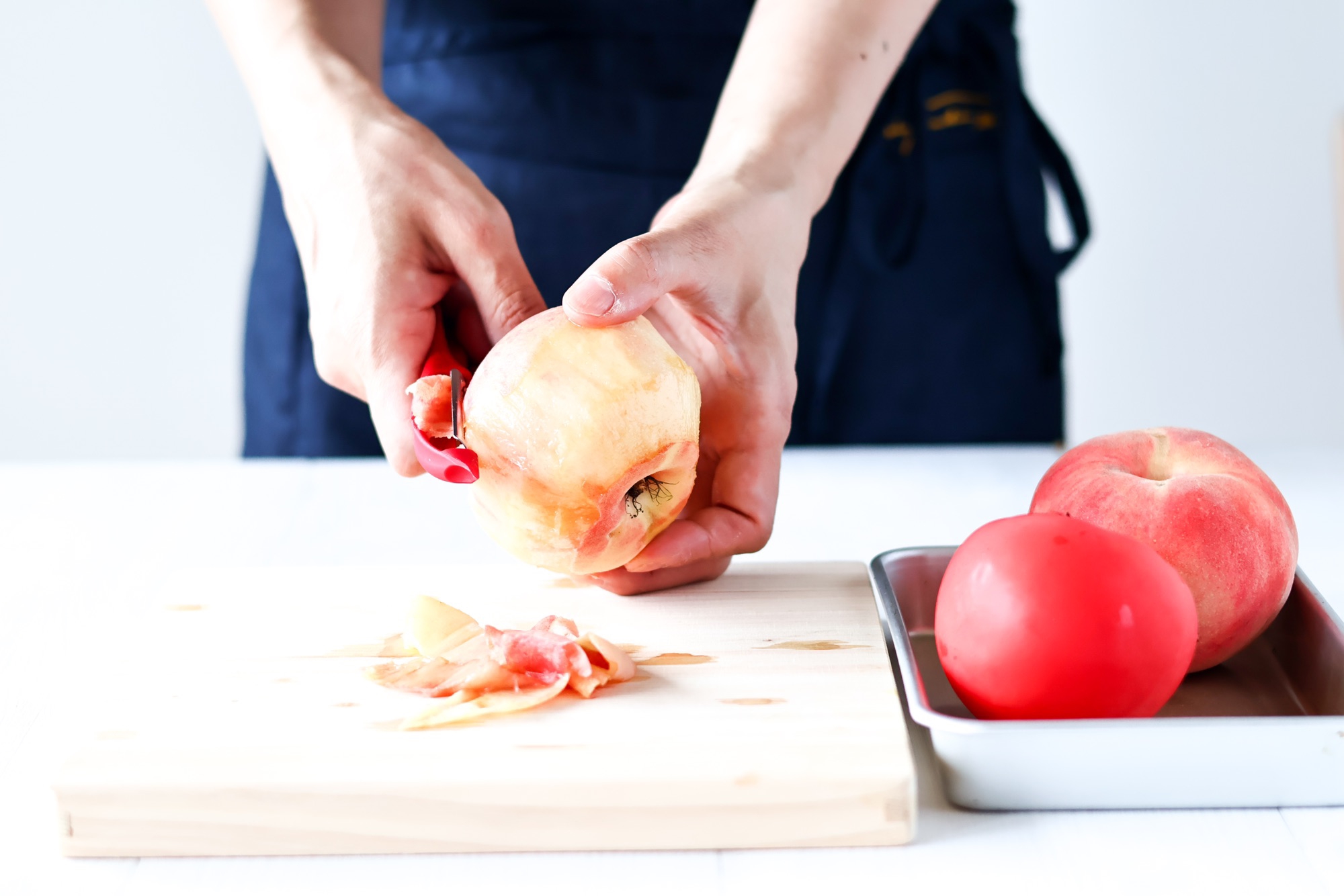 桃の皮を剥く | sweets kitchen chiyo