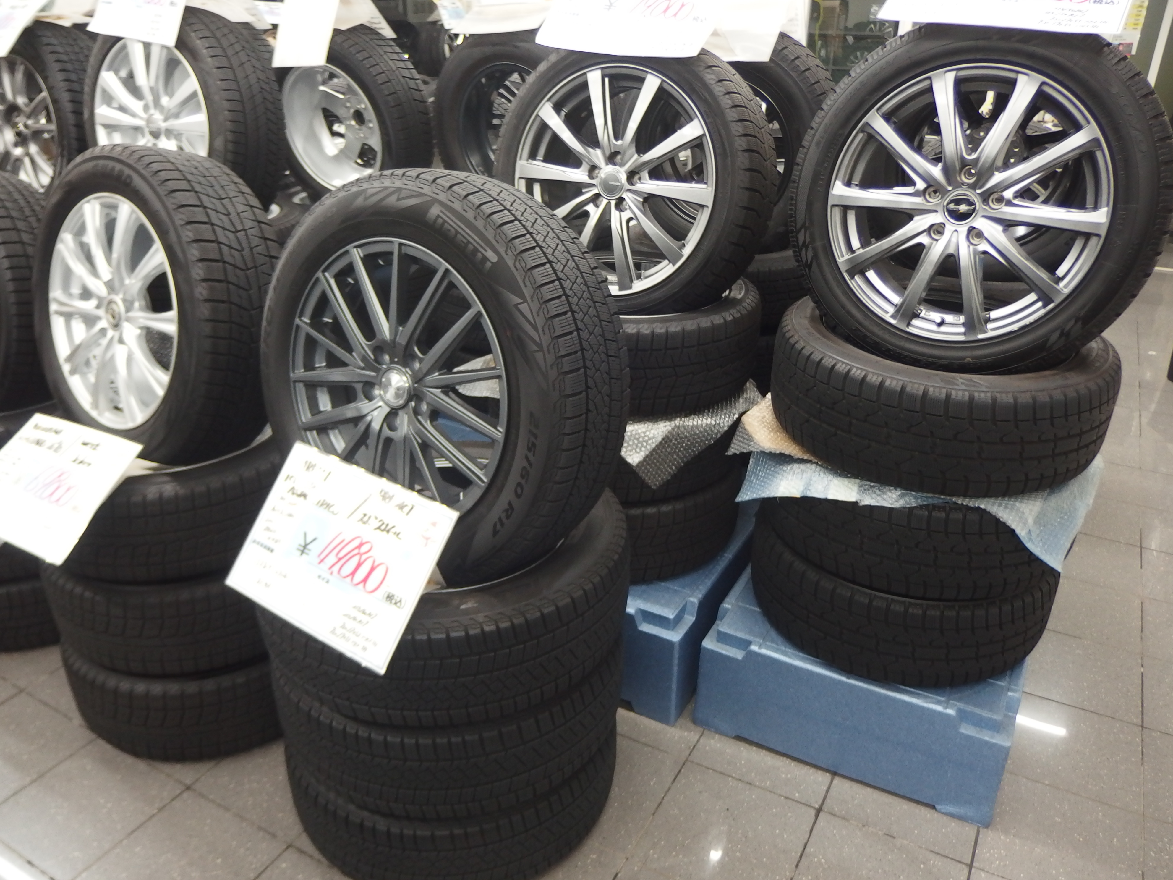 取付け入りまーす🚙 | HAPPY TiRE