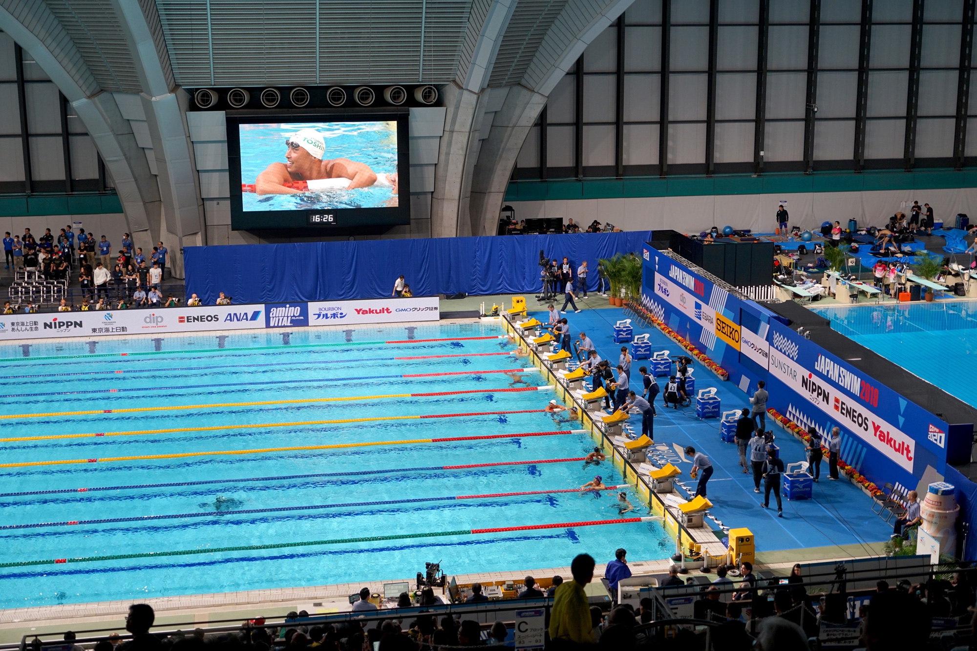 「JAPAN SWIM 2019」超ワイドLEDスクリーンで魅せたダイナミックな映像演出！【広告施策に効果】 | HIBINO BREAK TIME