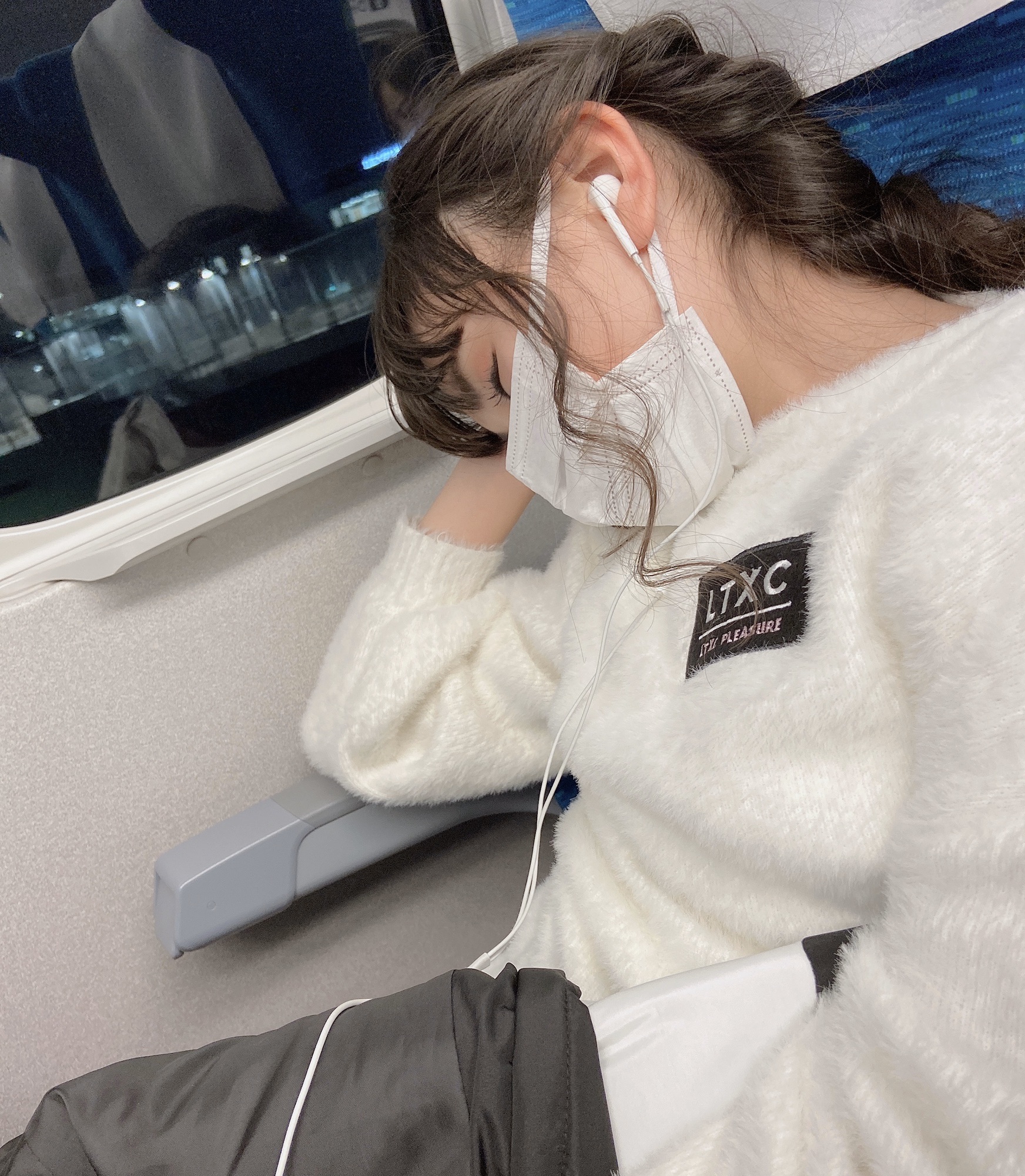 新幹線で寝てる可愛い女子小学生が撮られる [309927646]