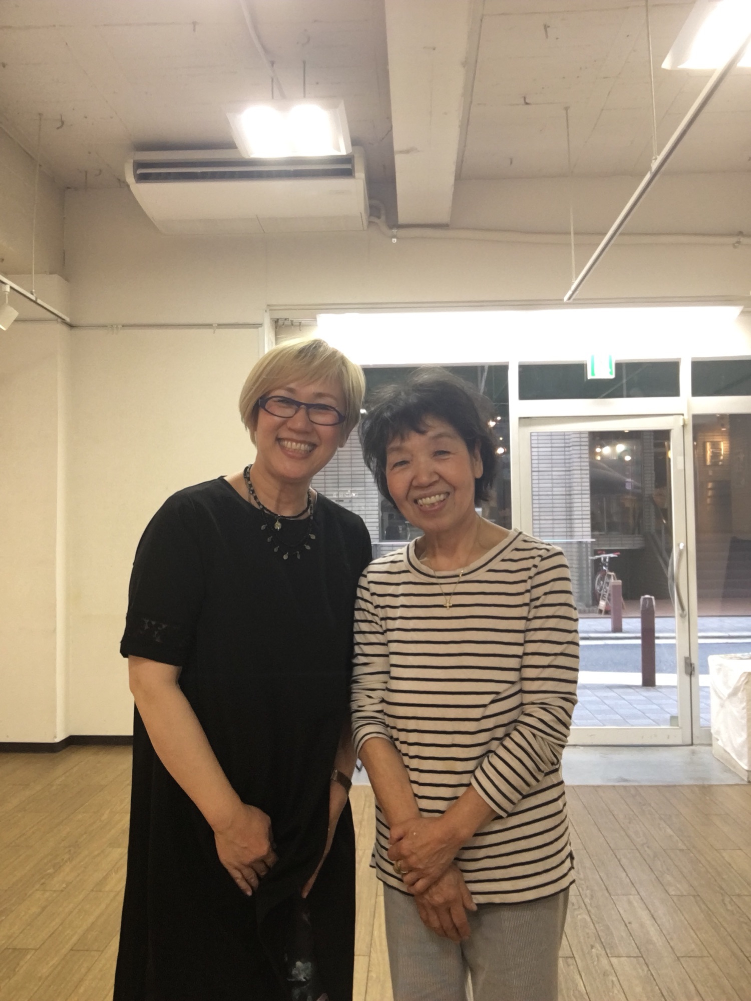 ギャラリーのオーナーさんと記念撮影 | Yorie official HP