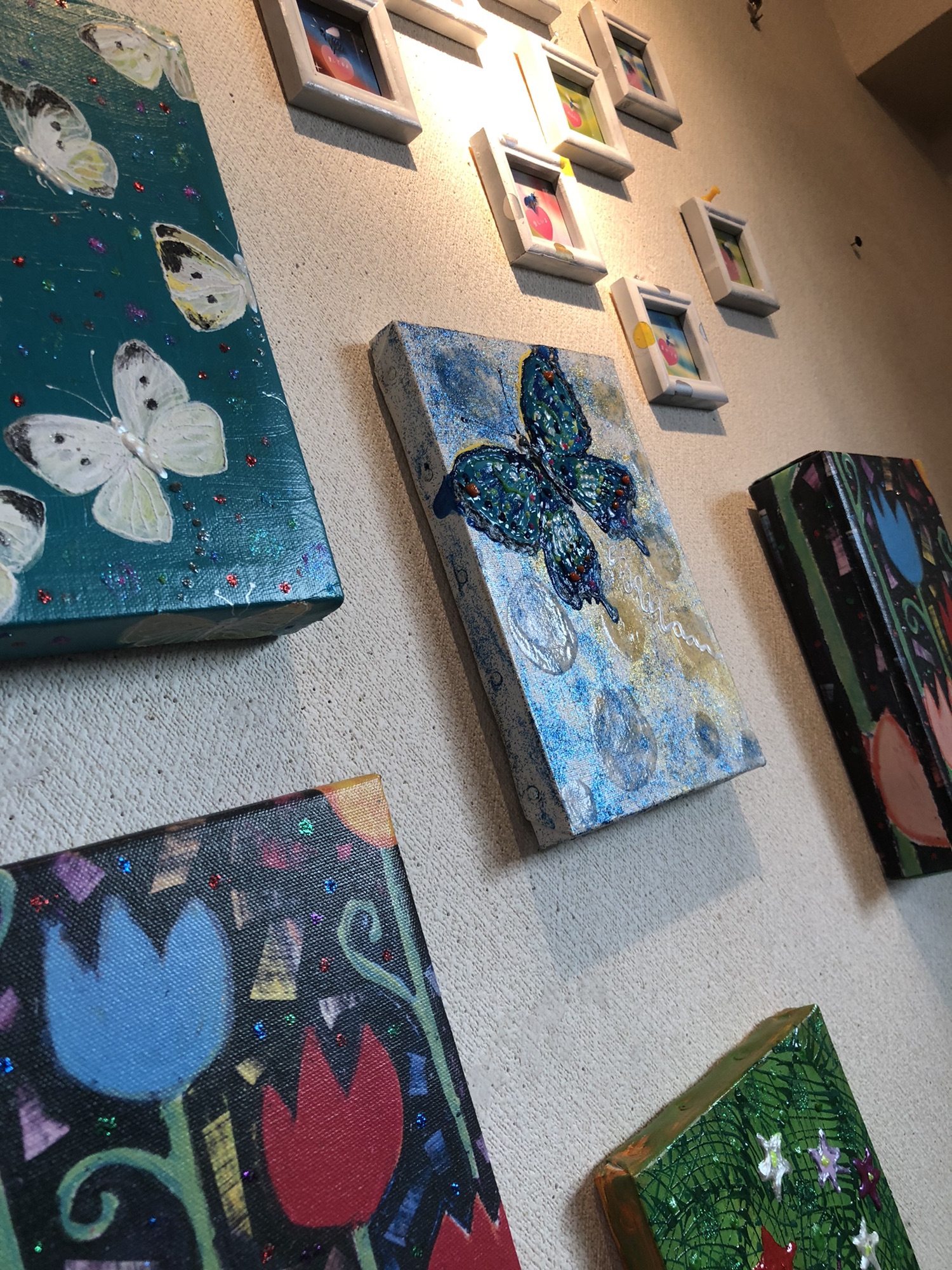 壁が賑やかです。 | Yorie official HP