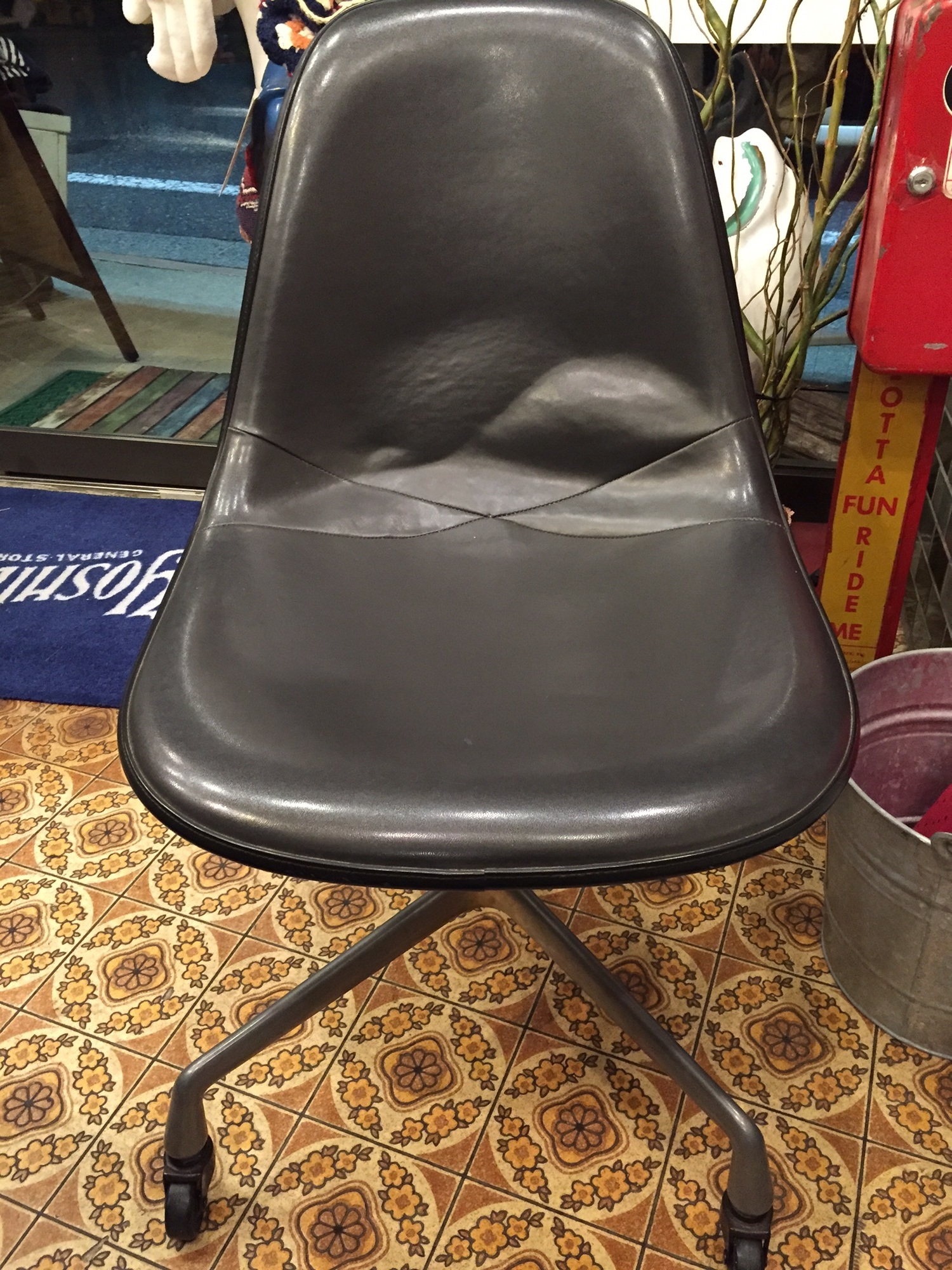 Eames side shell chair | YOSHIDA LIFE