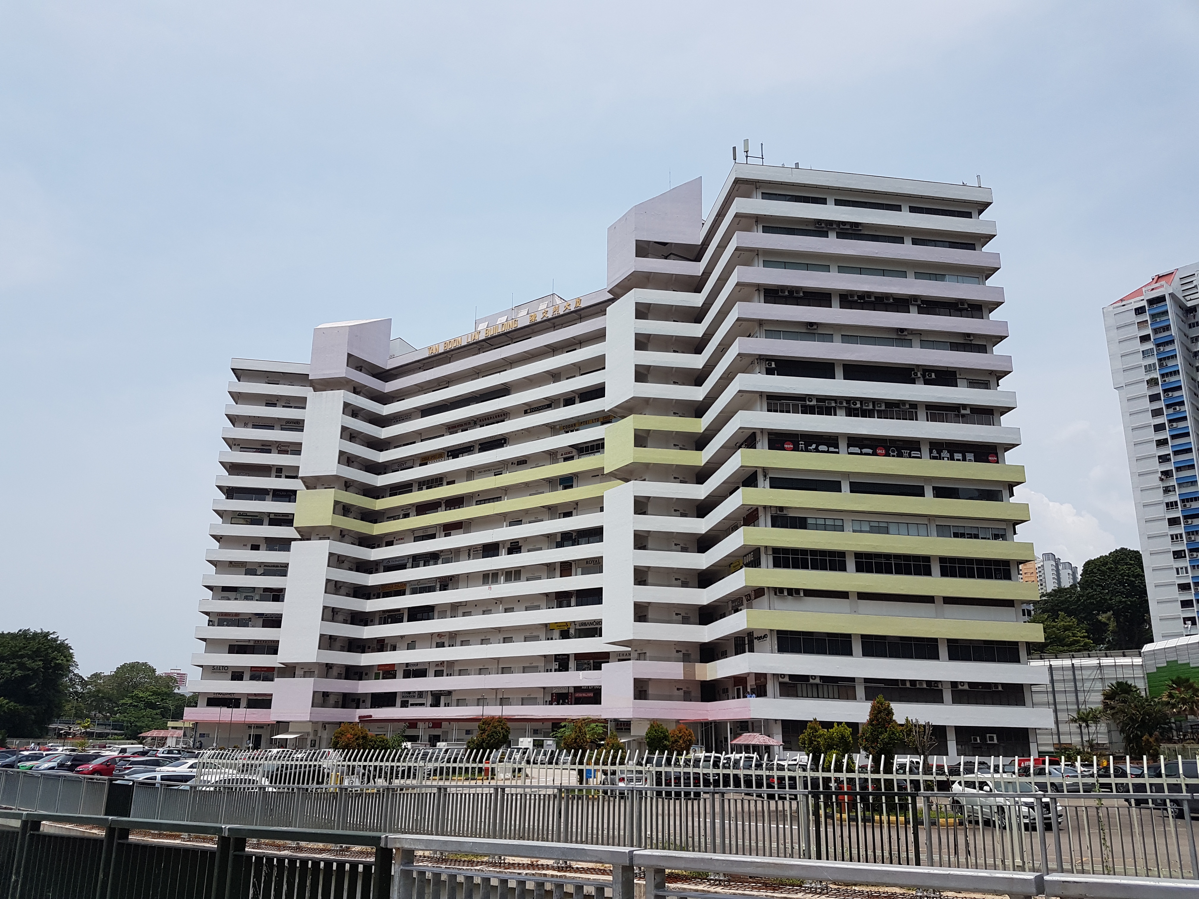 恐る恐るドアを開けてみよう、Tan Boon Liat Buildingの家具店。 | Familytravelog,Our ...