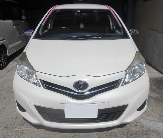 トヨタ・ヴィッツ（NSP130）飛び石によるフロントガラス交換事例 | トヨタ車のフロントガラス交換修理の事例紹介『ジャパンオートガラス』