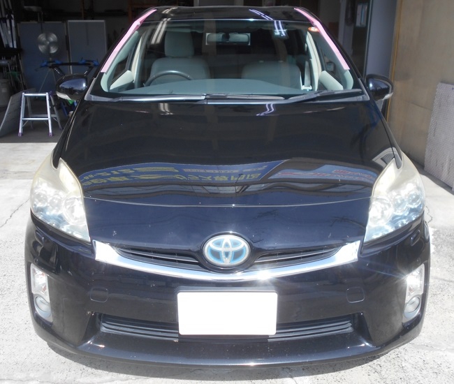 トヨタ・プリウス（ZVW30）飛び石によるフロントガラス交換事例 | トヨタ車のフロントガラス交換修理の事例紹介『ジャパンオートガラス』