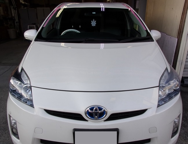 トヨタ・プリウス（ZVW30）飛び石によるフロントガラス交換事例 | トヨタ車のフロントガラス交換修理の事例紹介『ジャパンオートガラス』