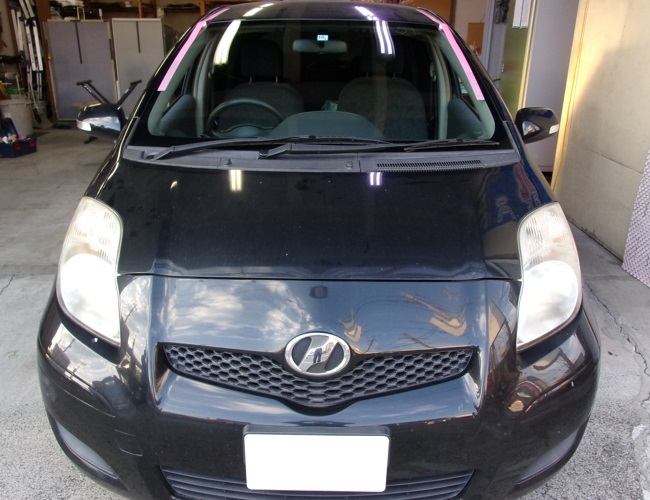 トヨタ・ヴィッツ（KSP90）飛び石によるフロントガラス交換事例 | トヨタ車のフロントガラス交換修理の事例紹介『ジャパンオートガラス』