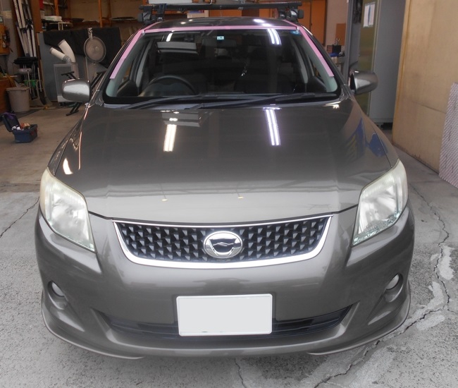 トヨタ・カローラフィールダー（NZE141）飛び石によるフロントガラス交換事例 | トヨタ車のフロントガラス交換修理の事例紹介『ジャパンオートガラス』