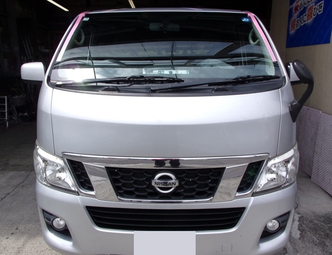 日産・NV350キャラバン（VR2E26）飛び石によるフロントガラス交換事例 | 日産車のフロントガラス交換修理の事例紹介『ジャパンオートガラス』