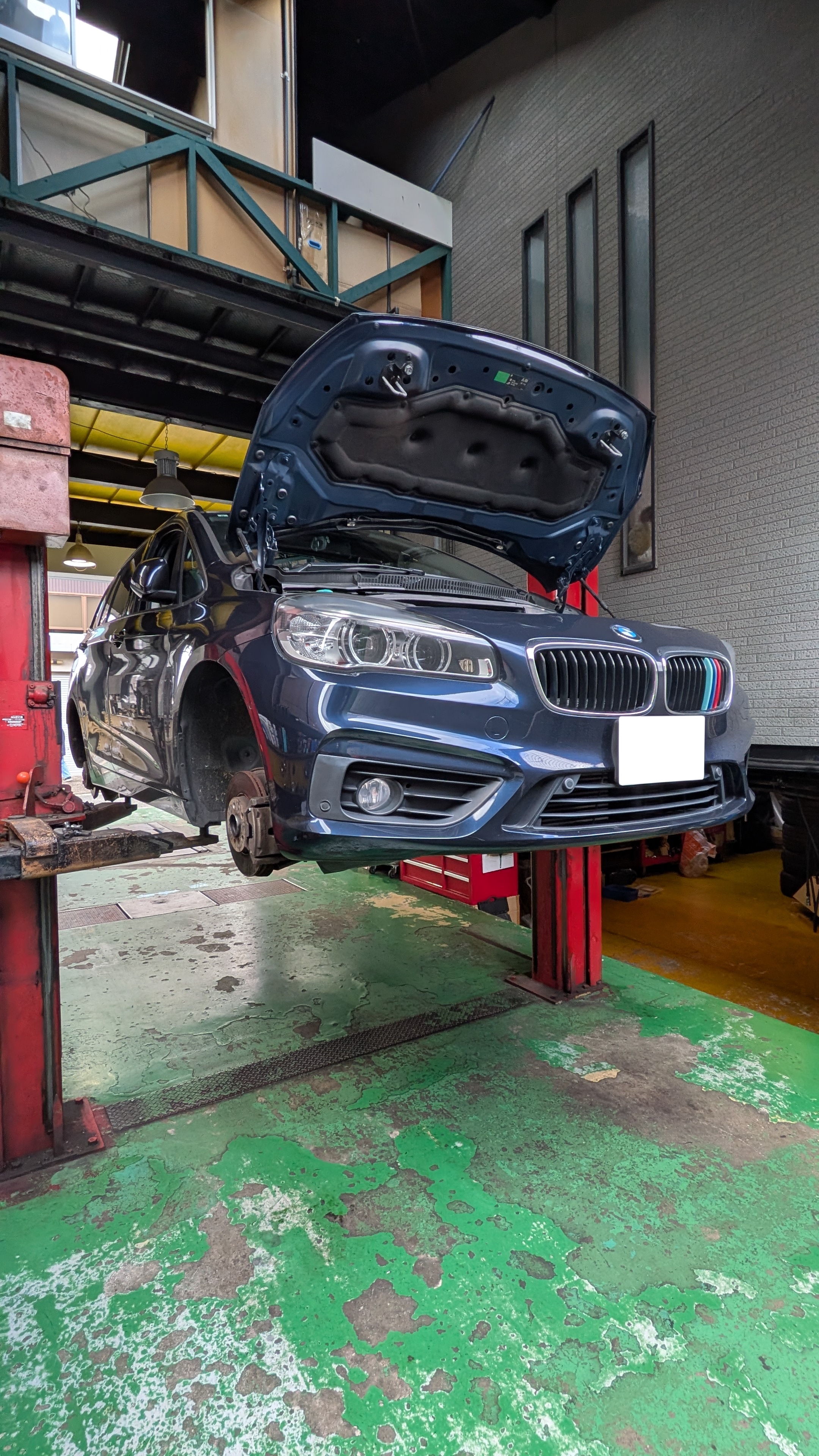 BMW F46 218d ブレーキパッド交換、VW ゴルフ HELLA EVIDIS施工、オイル交換などなど… | POLE POSITION