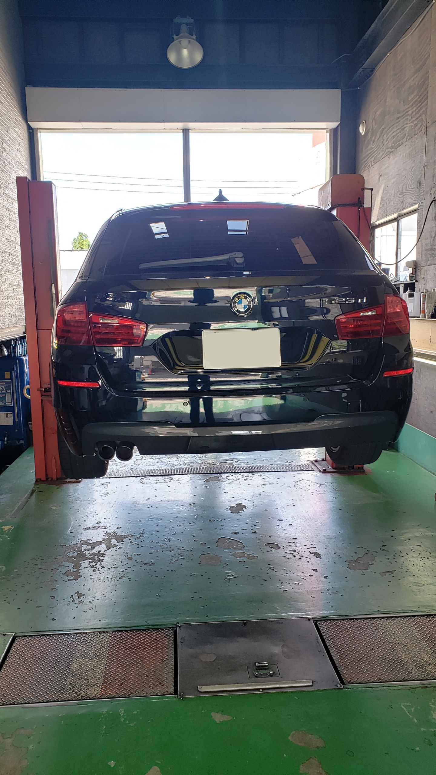 BMW F11 523d ヘッドライト交換、JEEP ラングラー 車検お預かりなどなど… | POLE POSITION