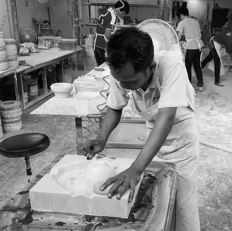 石膏室と成形 Gypsum Mold Forming | Siam Totsu Ceramics Company Limited