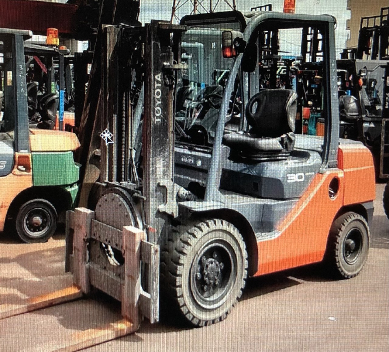 群馬県太田市のスクラップ業者様にトヨタ02-8FD30 回転フォークリフト、年式2016年をご提案をさせて頂きました。 | フォークリフト中古センター