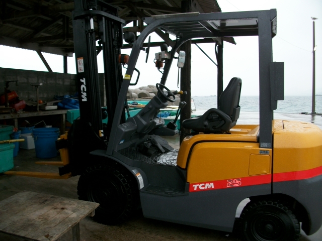 中古フォークリフト 回転フォーク TCM FD25 納車 | フォークリフト中古センター