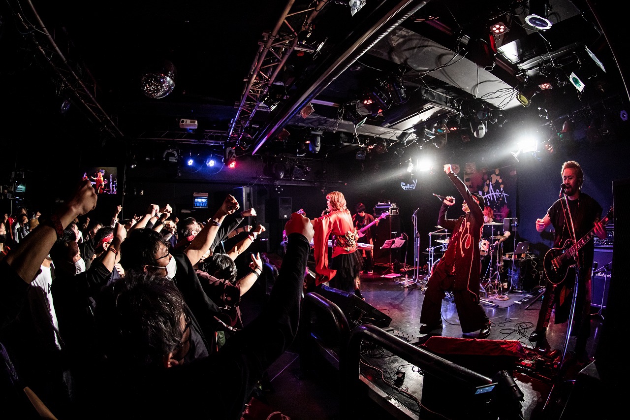 誰もがこの空間で、祭りを盛り立てる最高の輩になっていた。 「AKARAワンマンライブ 『REGENERATION 〜The circle of ...