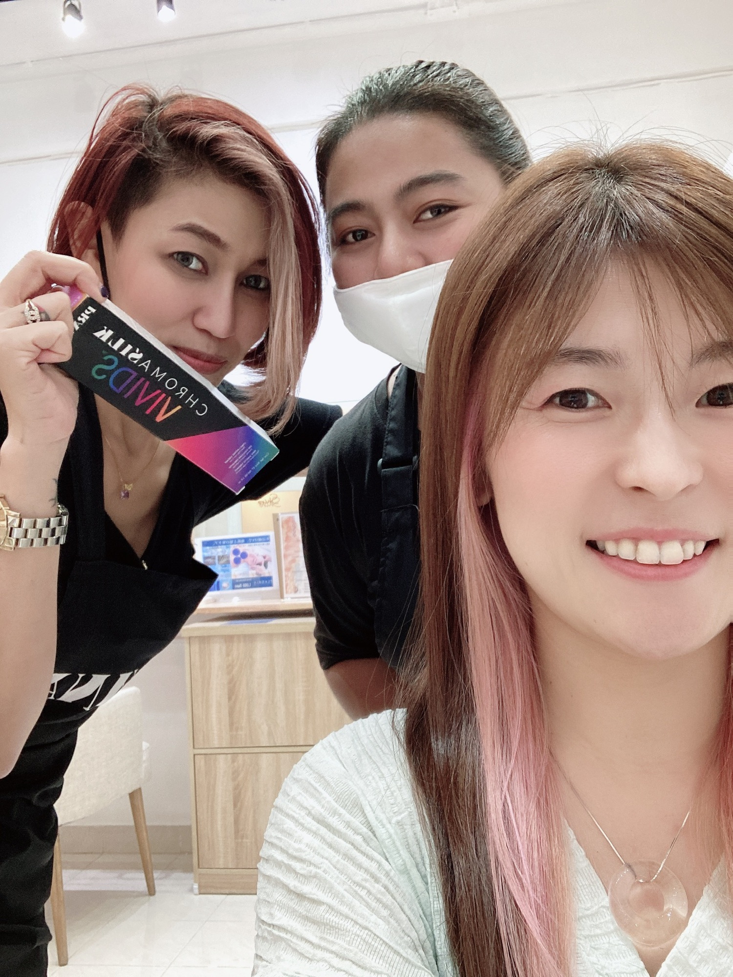 Shiroスタッフ | Shiro Color Lounge