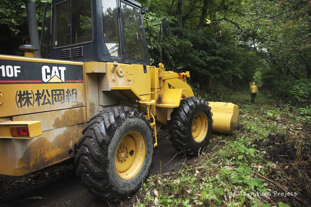 ホイールローダーで泥撤去 | 露熊プロジェクト TSUYUKUMA PROJECT