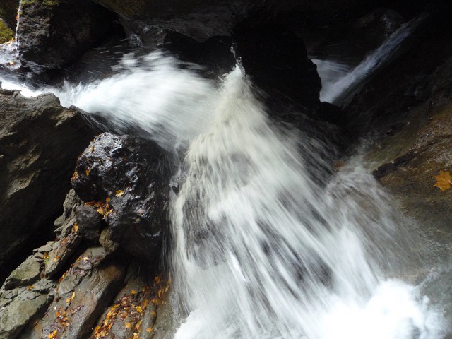 鍋岩と「万三郎」滝 | 露熊プロジェクト TSUYUKUMA PROJECT